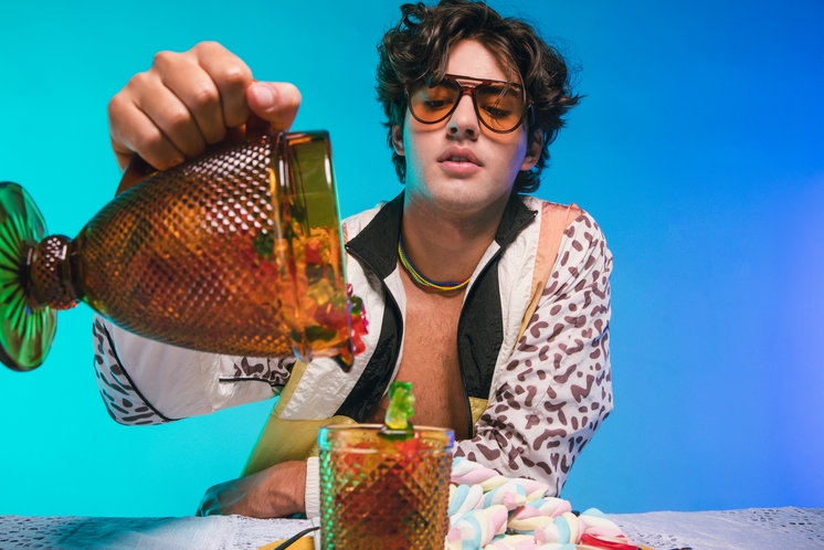 Lucas Pretti canta sobre saudade em seu novo single - Keeping Track