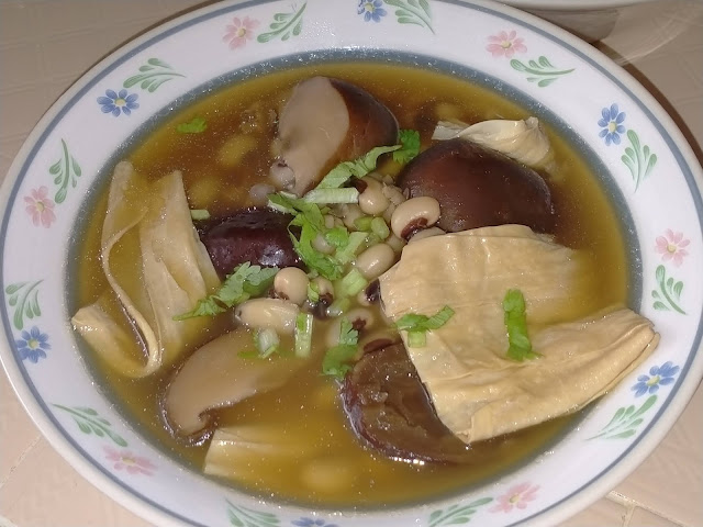 Cooking Pleasure: BLACK EYED PEAS WITH FUCHOK SOUP