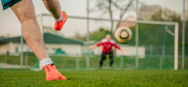 Teknik Menendang Bola Dengan Baik dan Benar