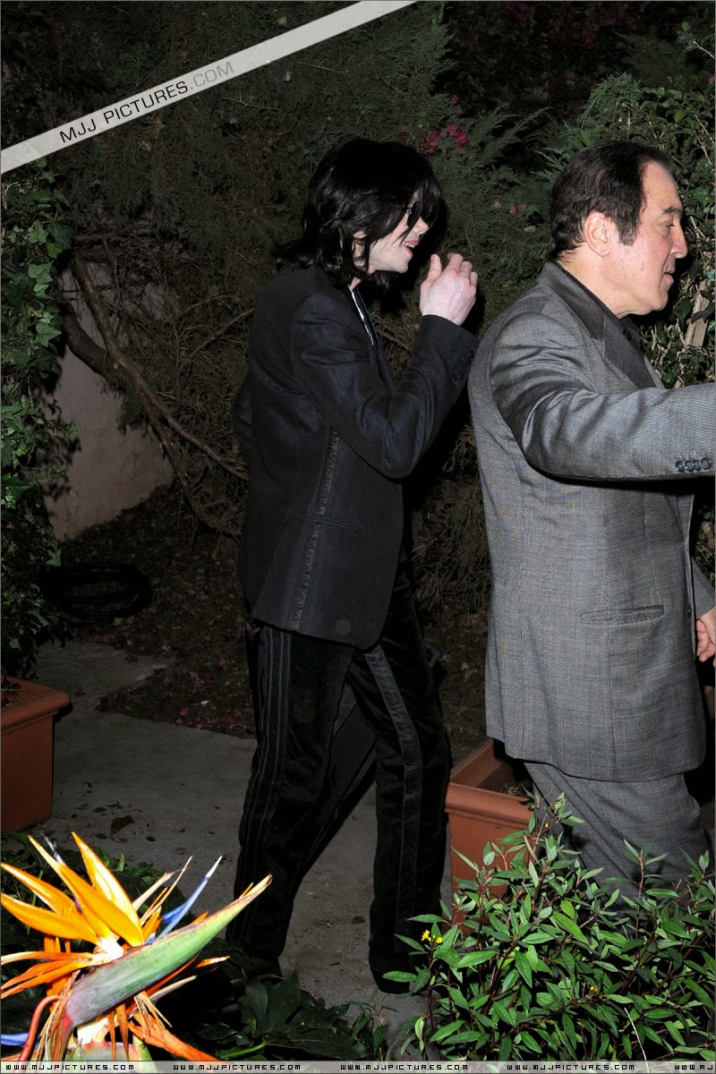 [FOTOS] Michael Jackson fazendo compras na Borders Bool - 30 de outubro ...
