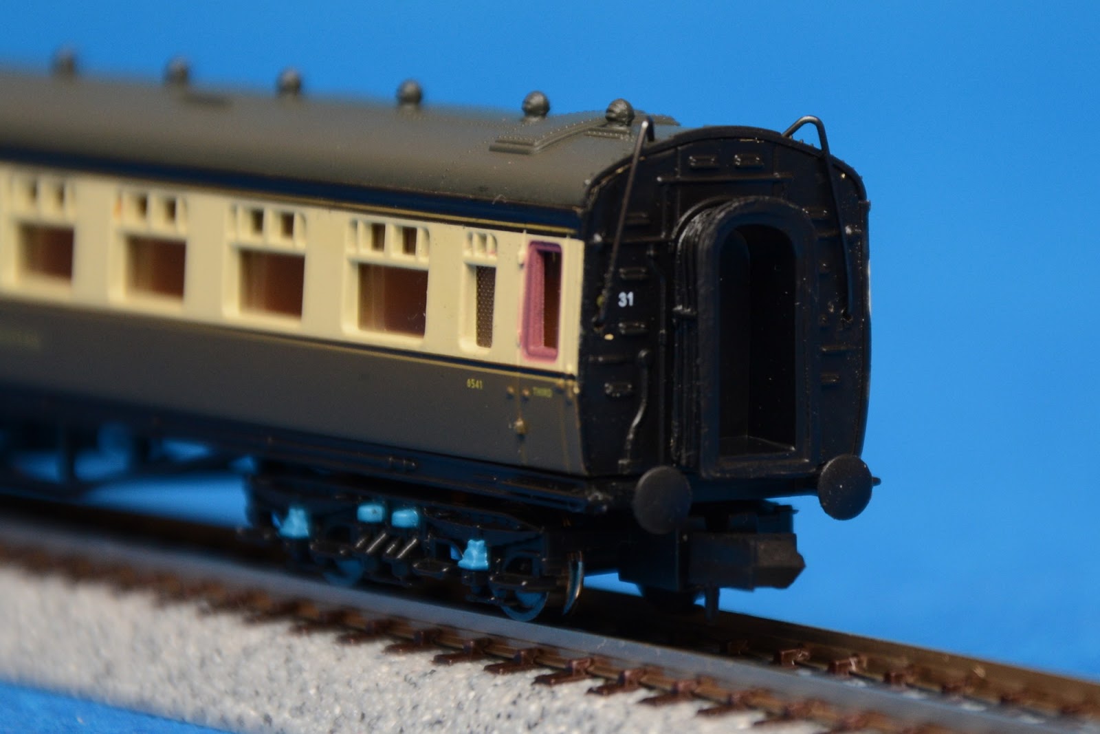 My Miniature Worlds: Dapol "Great Western" coaches in N-scale