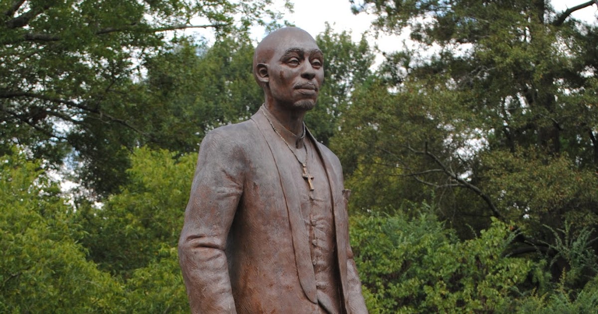 The Carpetbagger: Tupac Statue in Stone Mountain, GA