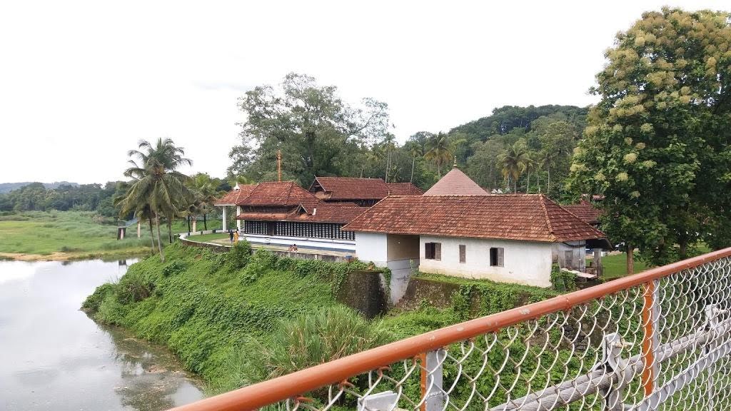 Hindu Temples of India: Pazhoor Perumthrikkovil, Piravom, Ernakulam, Kerala
