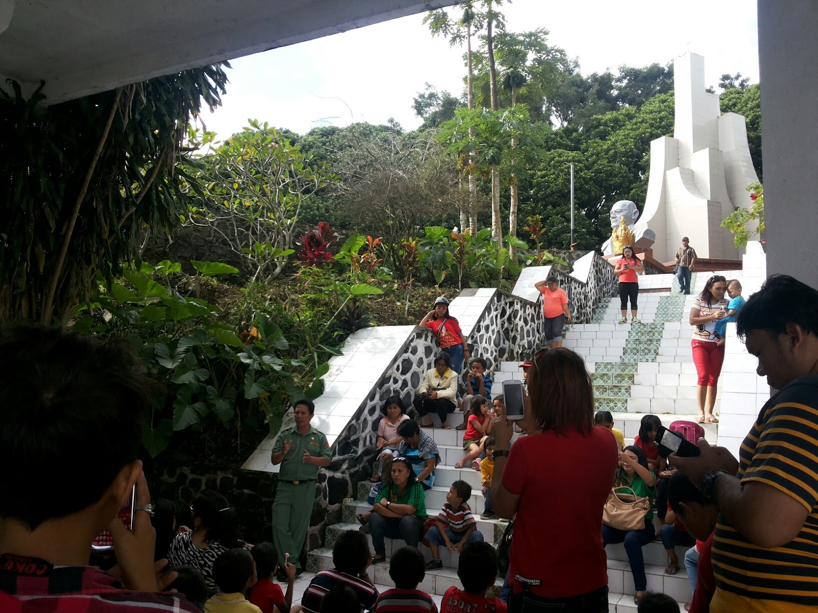 Sepasang Sepatu Hidup: Taman Makam Pahlawan Nasional Sam Ratulangi di ...