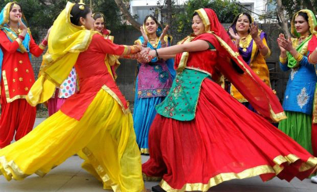 Kikli Kleer Di, A traditional Dance of Punjabi Girls - Punjab Sohna