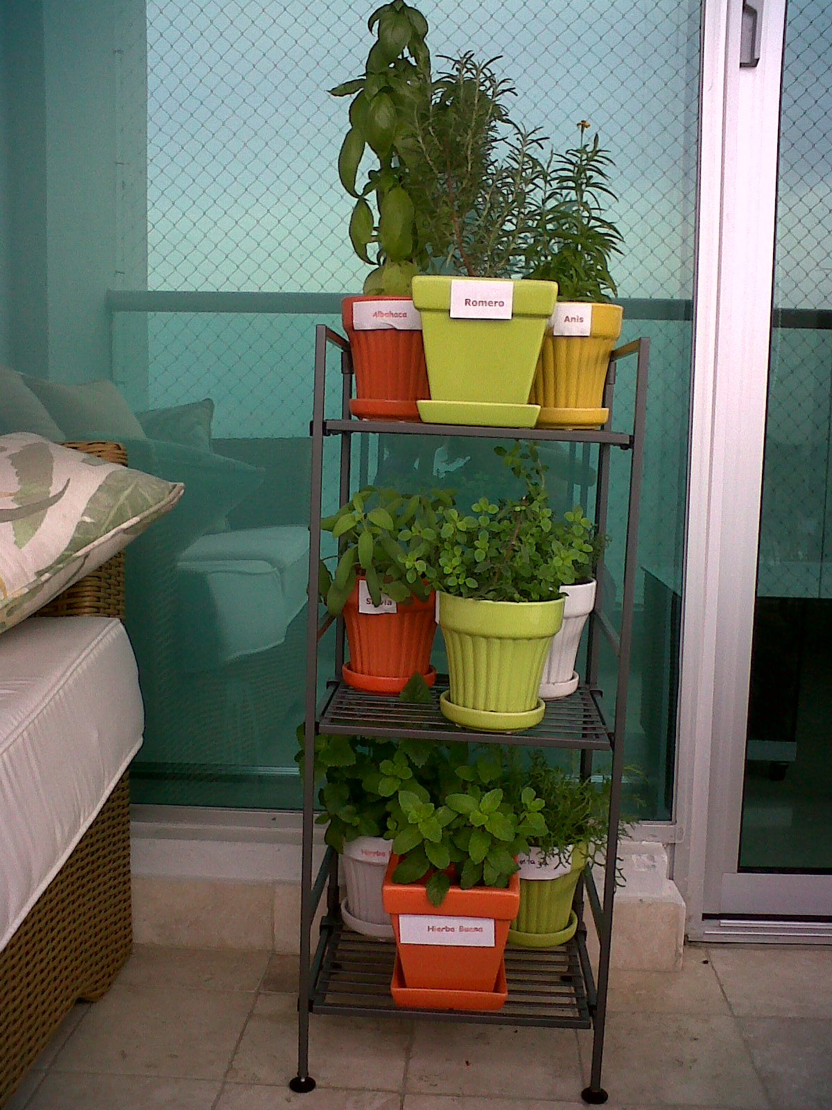 Modernas e Prendadas: Mais uma ideia de hortinha em casa