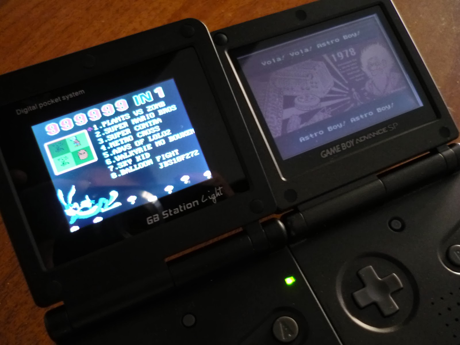 M i c r o C o s e: GB Station VS Game Boy Advance SP