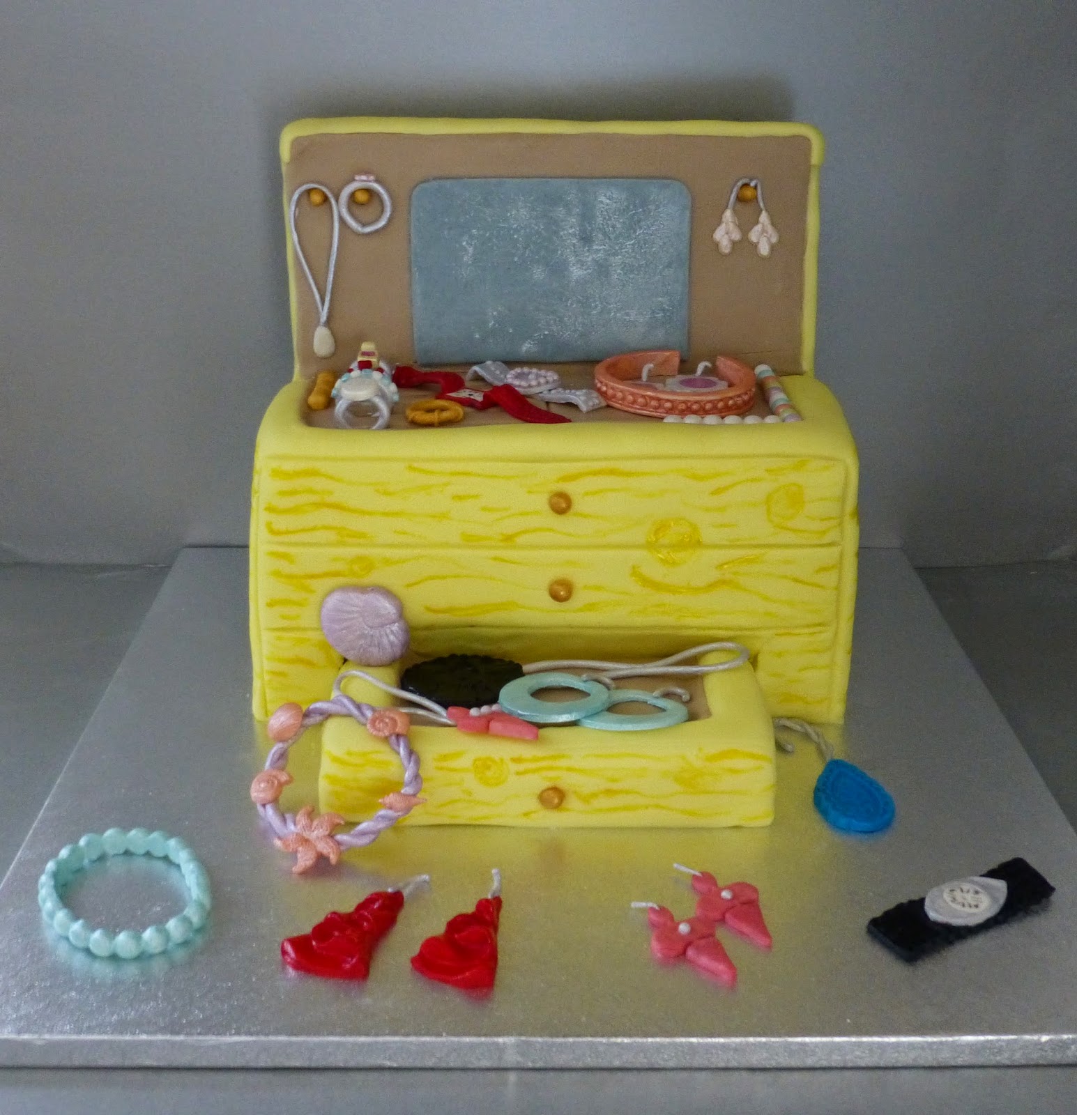 Frosted Art: Jewelry Box Cake by Bodson W.W