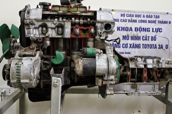 Cầu Nâng Dùng Sửa Xe Ô Tô: Mô hình cắt bổ động cơ toyota 3A- U
