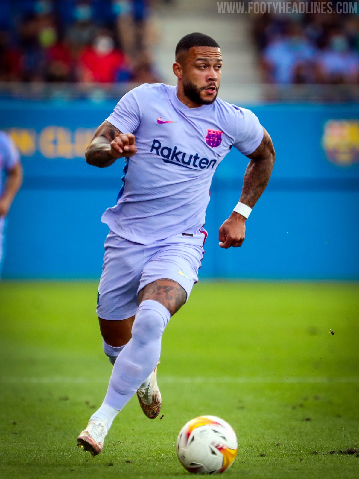 Memphis Depay Reverts To Extremly Low Socks - Footy Headlines