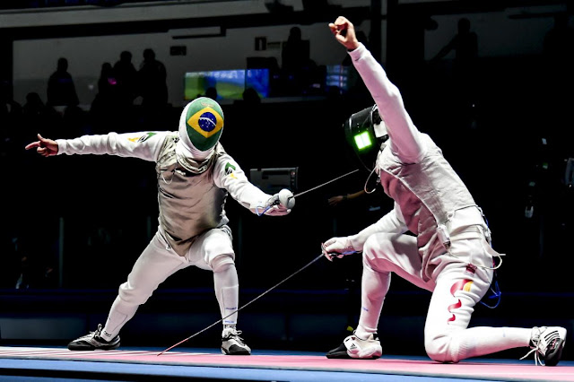 CBE oferece aula de esgrima gratuita e online no canal da entidade ...