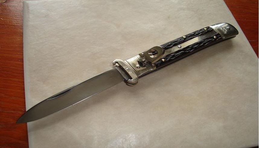 Certain characteristic features and advantages of a switchblade knife
