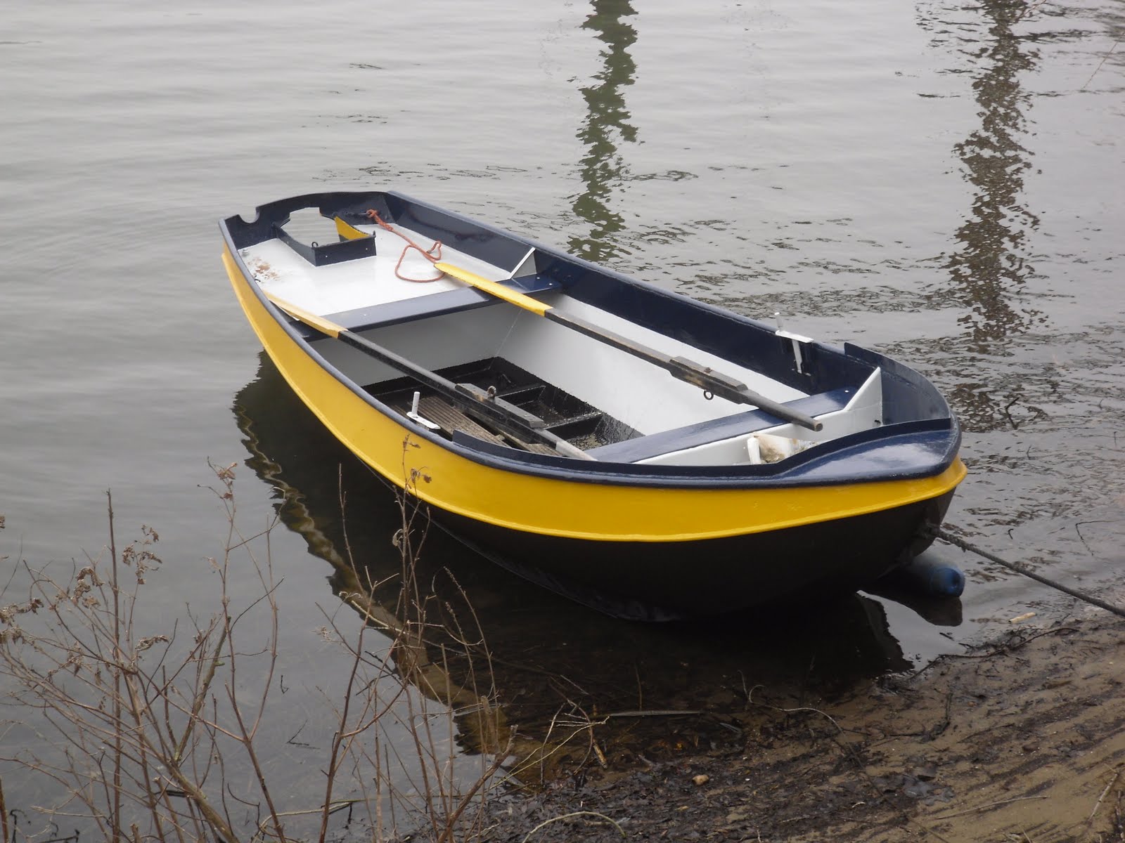 Foto's: Roeiboot te water