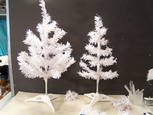 Barbie:OldNewGreenRedo : Upscale your Dollar Store Tree for Dolls!