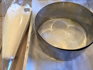 La Fabrique Gourmande: Dacquoise Coco aux Fruits Rouges et sa Chantilly ...