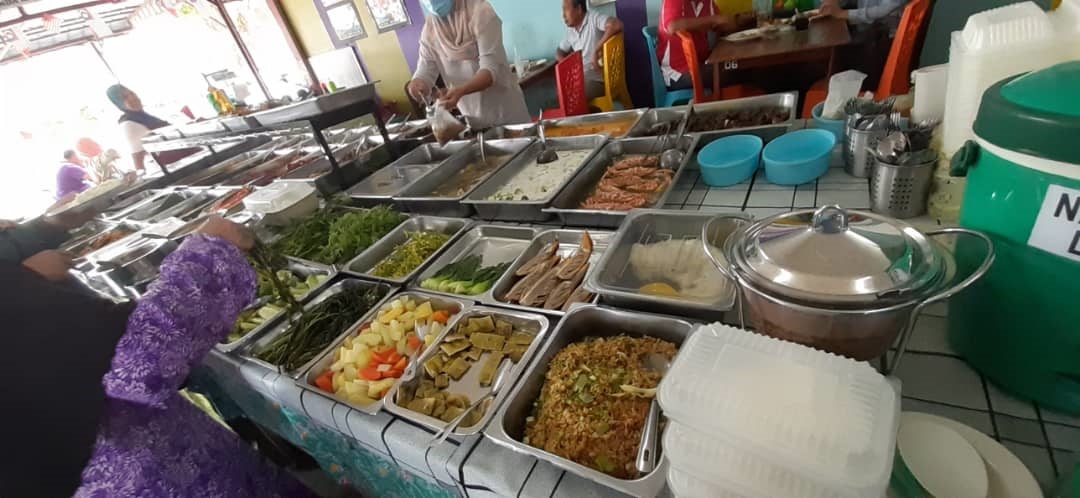 MaKaN JiKa SeDaP: Makan tengahari di Restoran Selera Akmal, Padang ...