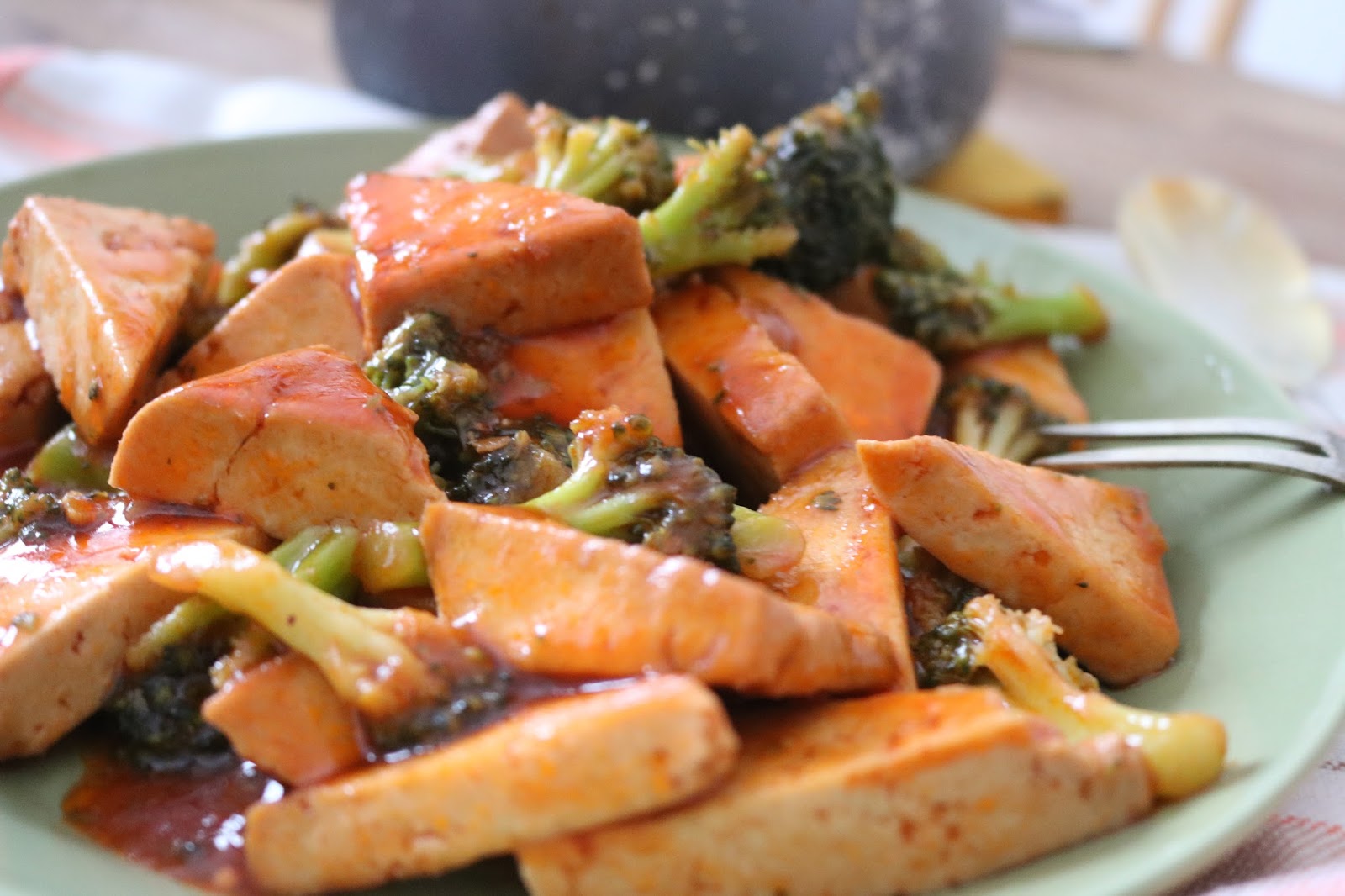 Linssinööri: Savutofua ja parsakaalia nopeassa BBQ-kastikkeessa