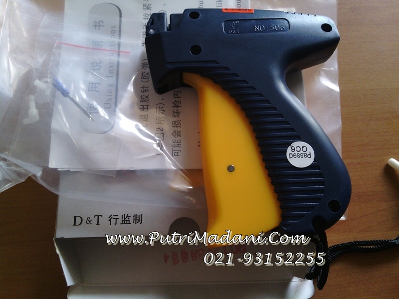 Cara Menggunakan Tag Gun untuk Memasang Hang Tag - Putri Madani