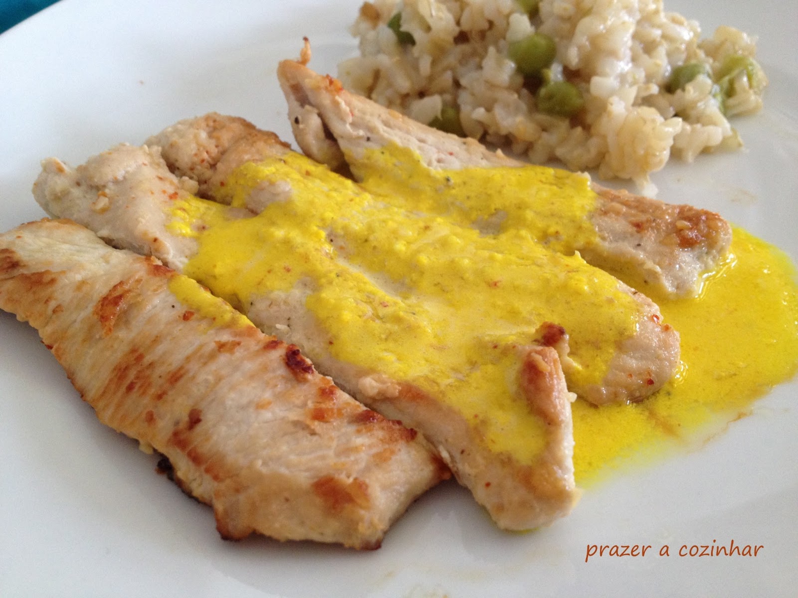 PRAZER A COZINHAR: Bifes de frango com molho de iogurte e açafrão