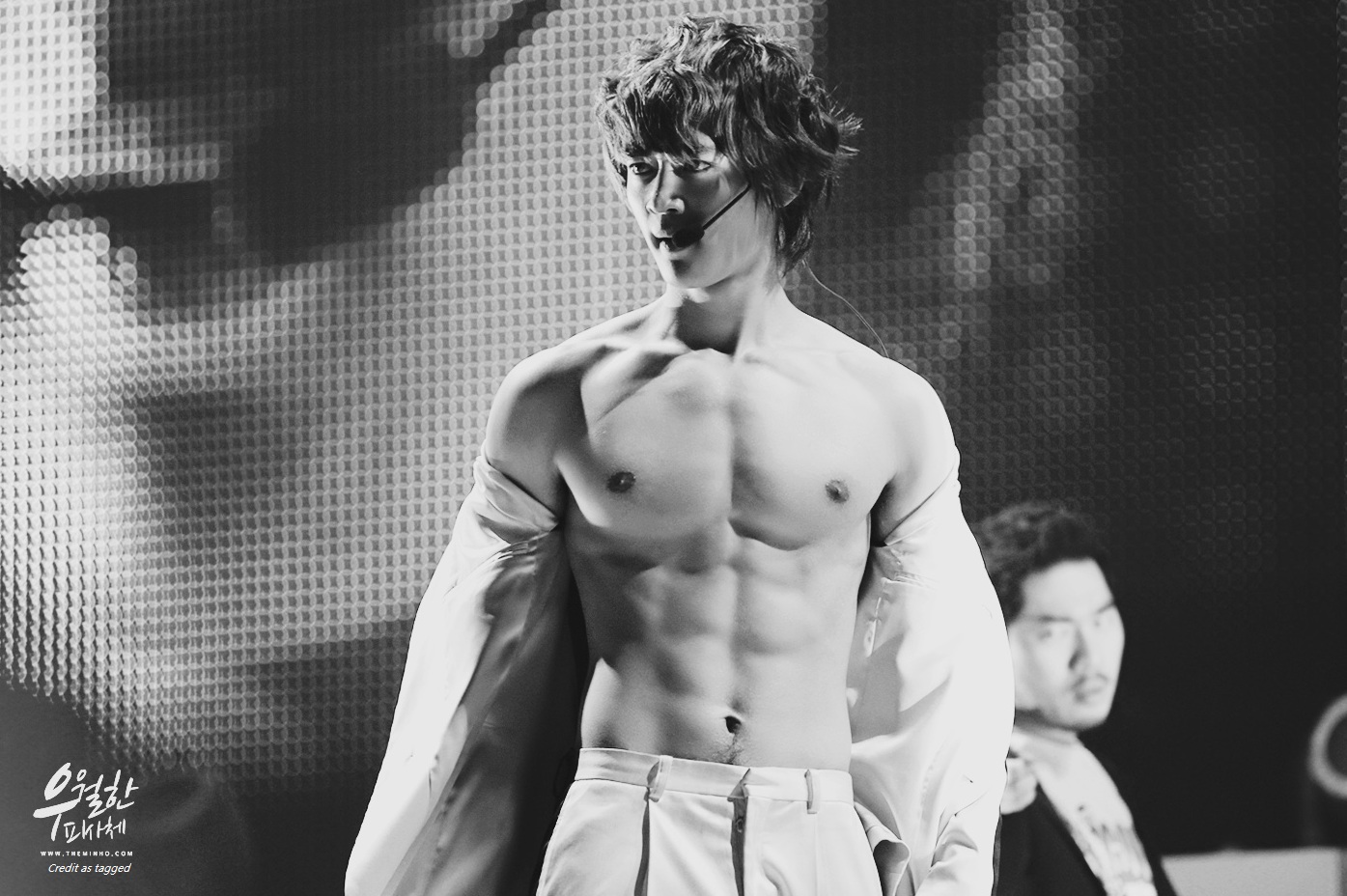 The Shining Story: SHINee Topless (SHINee Abs) Photos! *update with abs Onew!