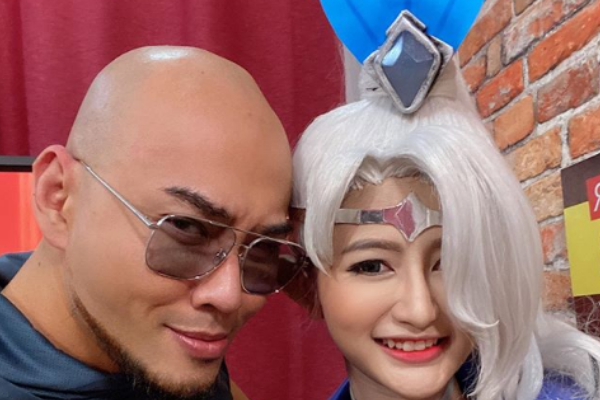 5 Gaya Foto KameAam Cosplayer Cantik Indonesia yang di Youtube Deddy ...