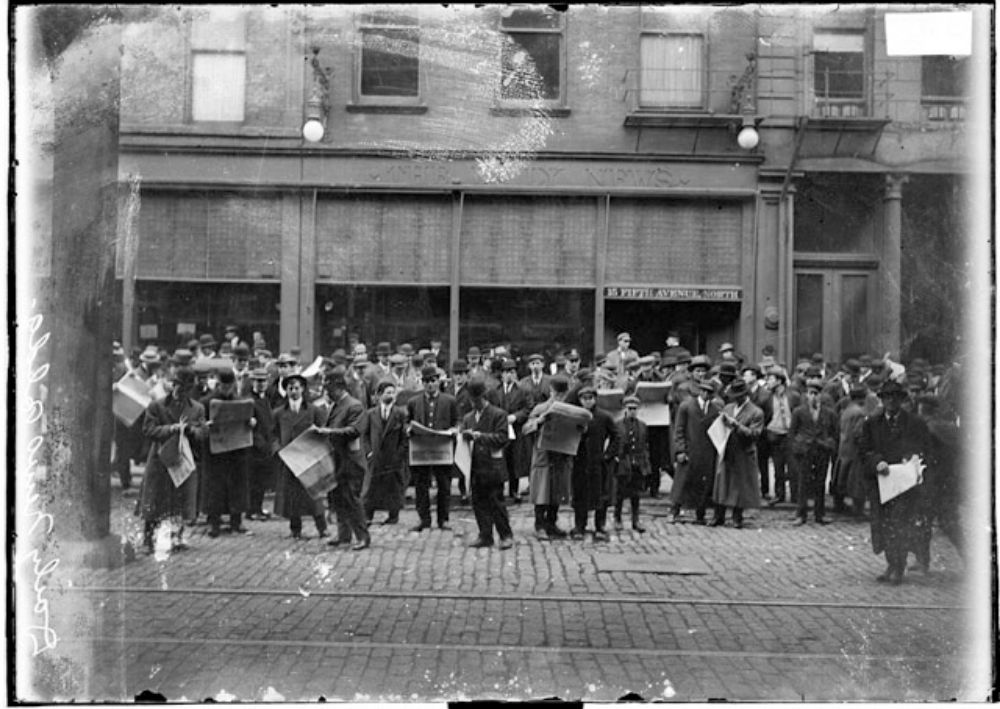Vintage Photographs of People Reading Newspapers Before the Invention ...