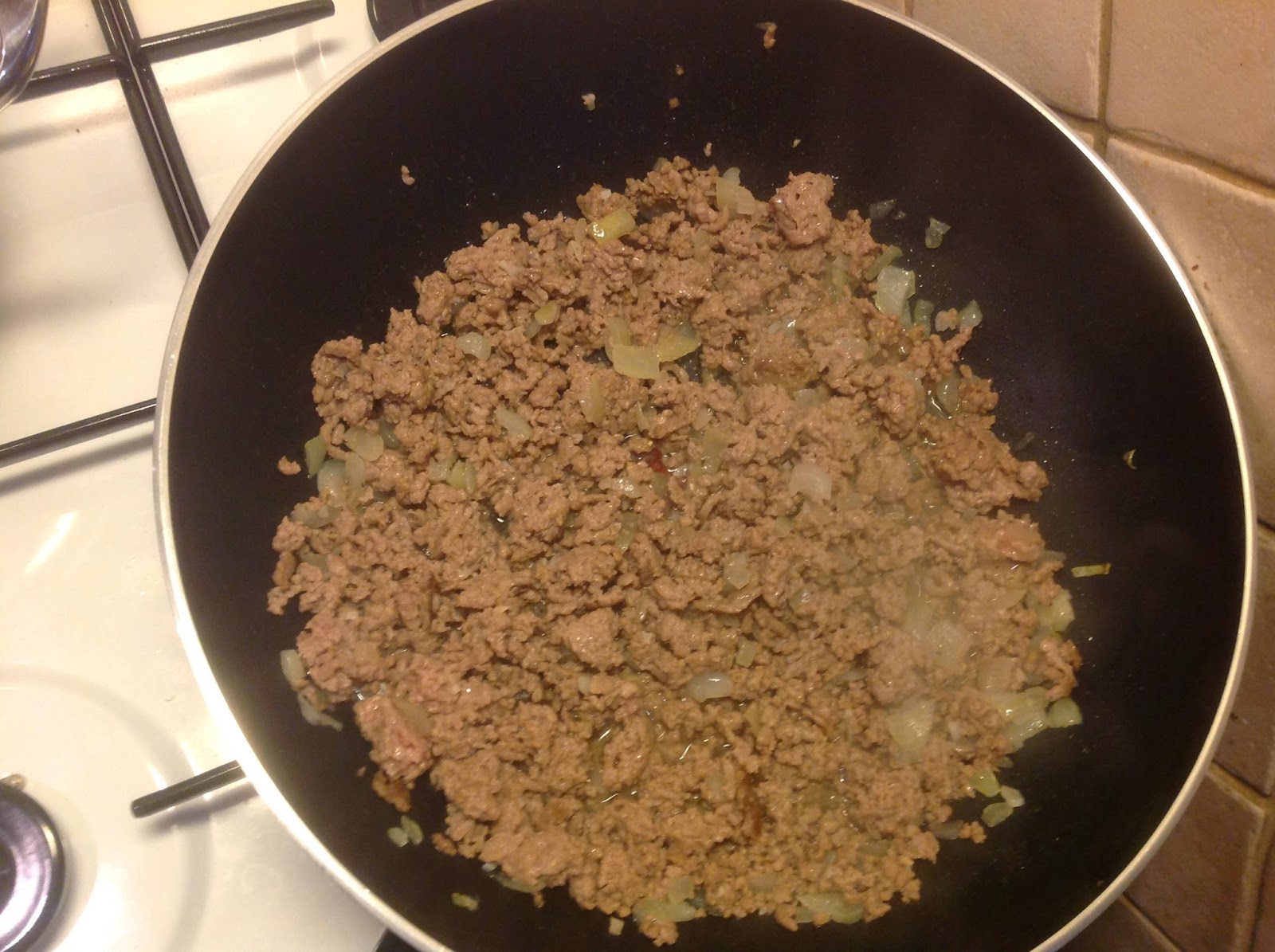 MEHE TOIT: Lihtne toit: Kartulid hakklihakastme ja tomati-kurgi ...