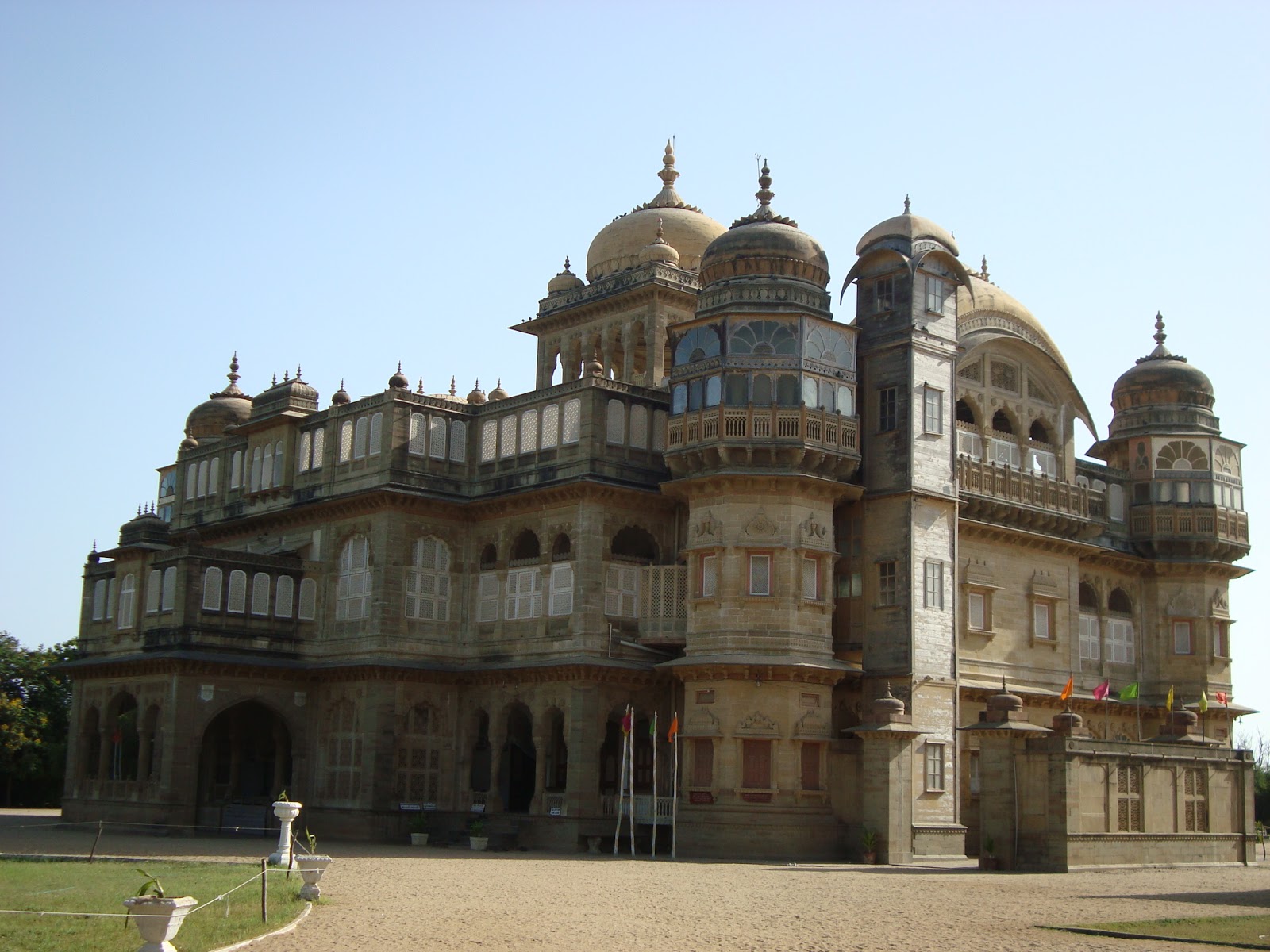 Bijoy Momaya: Kutch ki ghoomnaam galiyaan =)