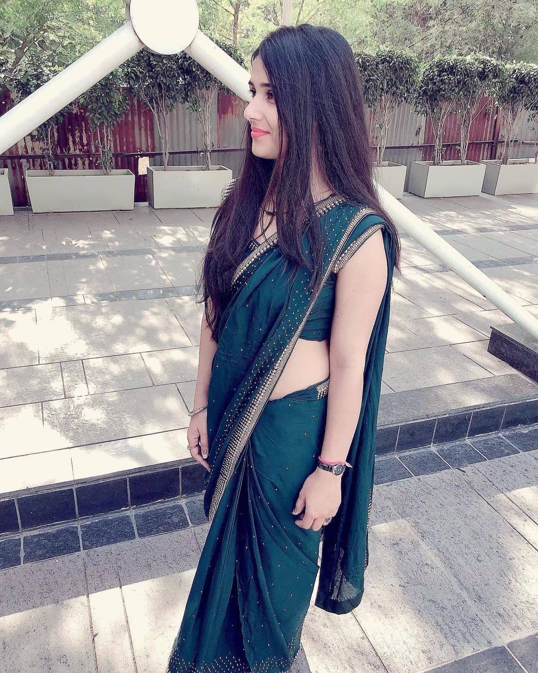 Instagram stylish girl with indian flag