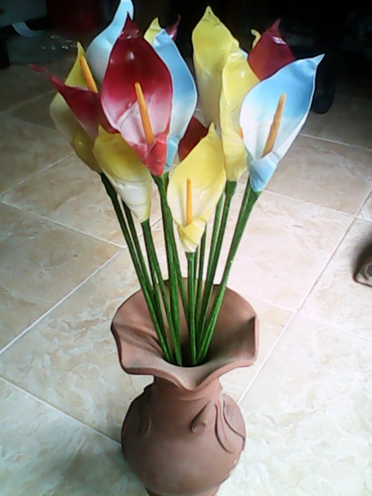 GRIYA DAMAI: Bunga dari botol plastik bekas