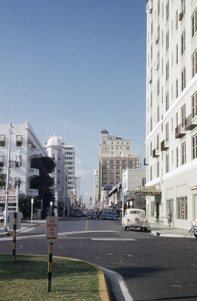 40 Fascinating Color Photos Capture Street Scenes of Miami & Miami ...