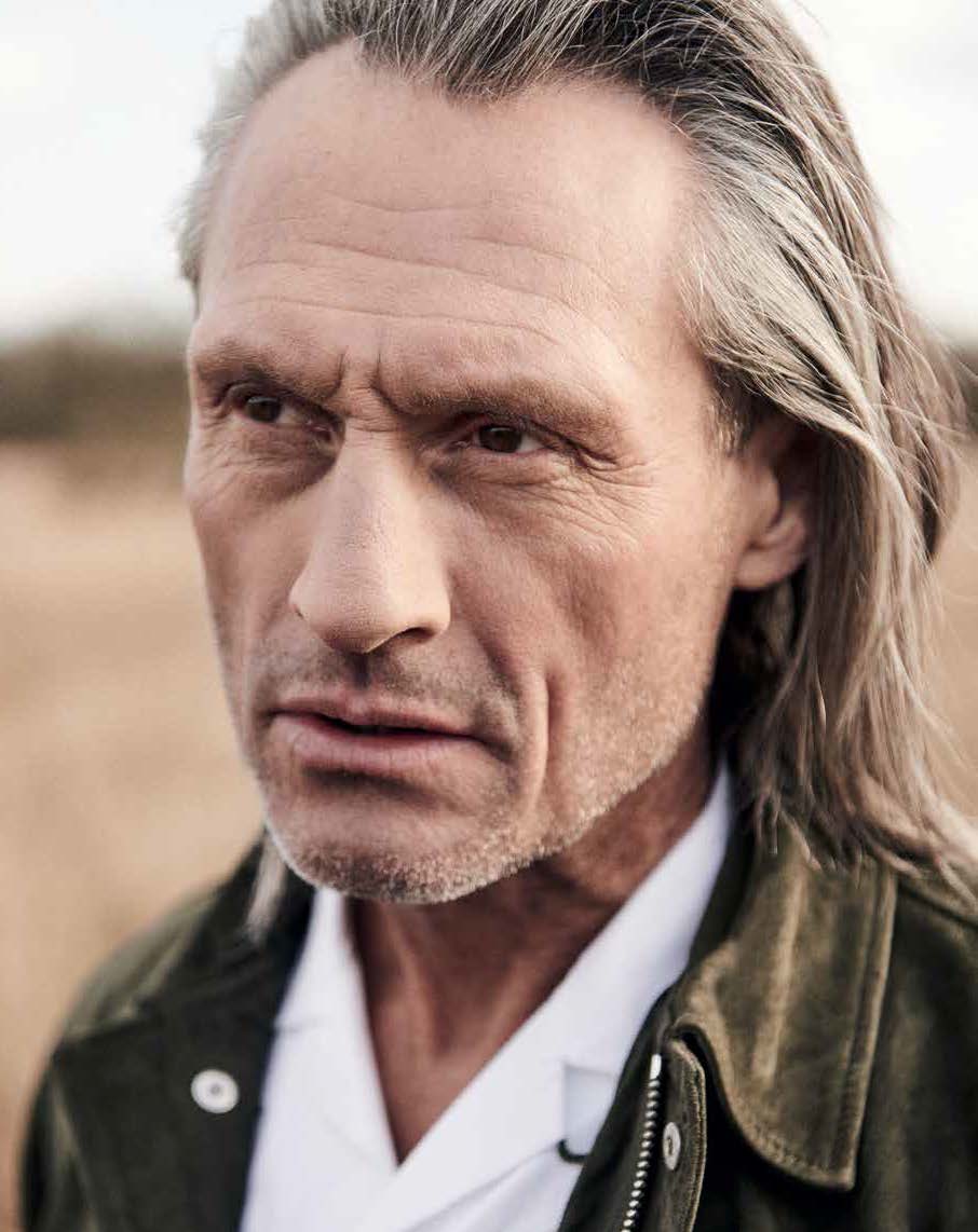 Rob Knighton adopta el nuevo estilo western para APOLLO Magazine