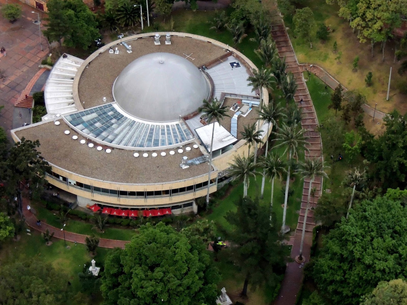 Un rascacielos llamado Torre Colpatria | Una antología de aventuras