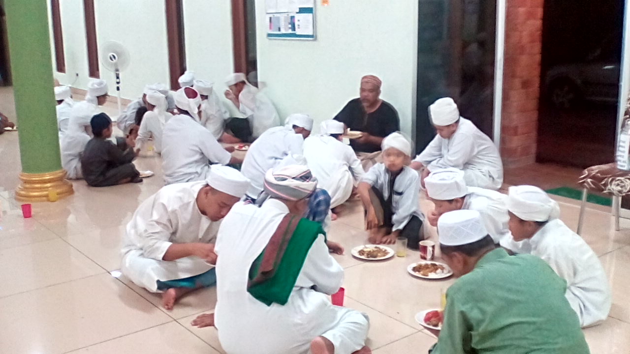 Rozmal bin Malakan: Beri juadah berbuka puasa untuk pelajar tahfiz ...