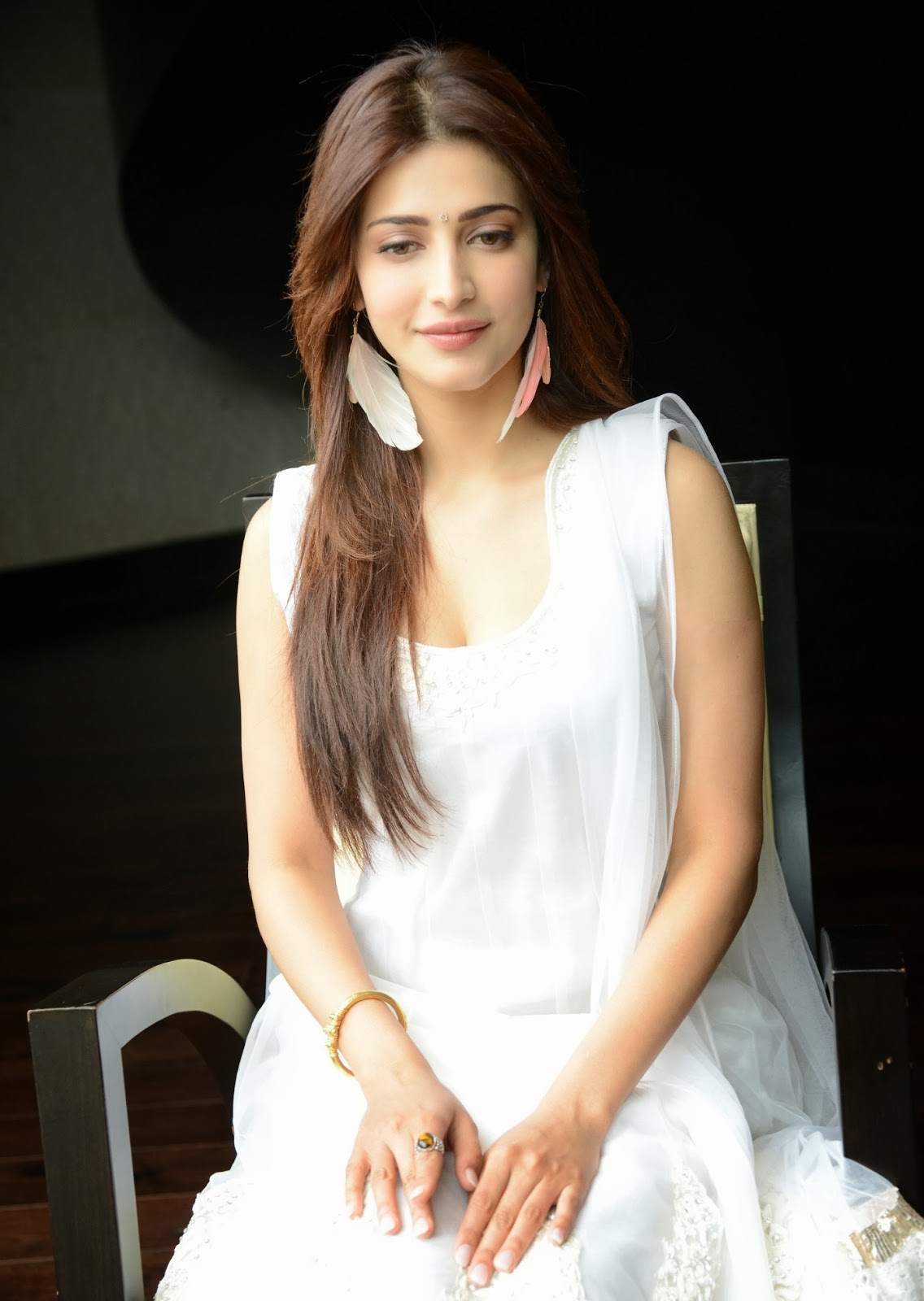 Shruti Haasan Sexy Figure Candid Pics In White Dress At Telugu Film Balupu Press Meet Hot