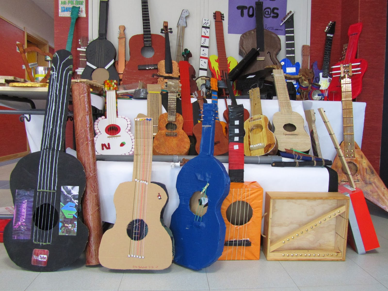 MÚSICA NEIL ARMSTRONG: EXPOSICIÓN DE INSTRUMENTOS CON MATERIAL DE RECICLAJE