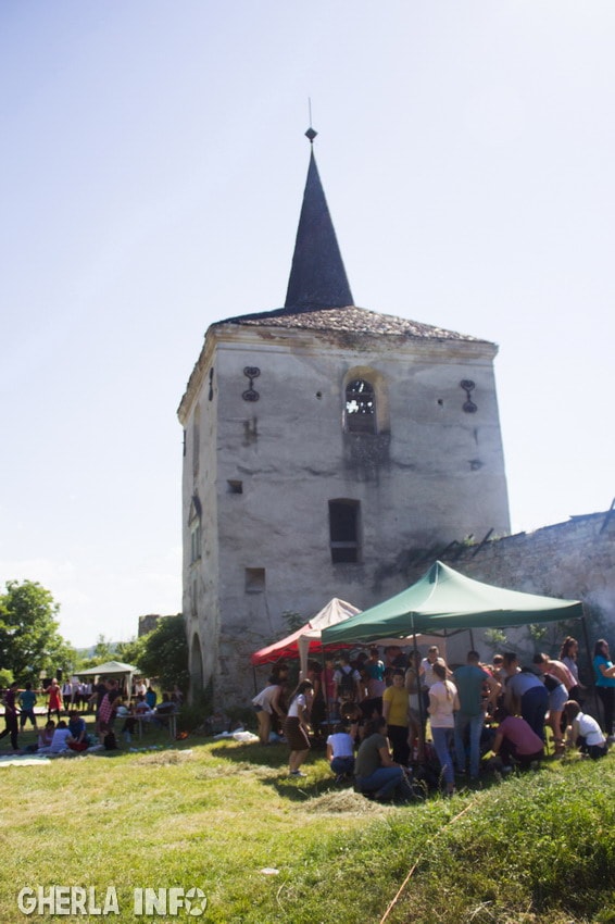 GHERLA INFO: Piknik la Castelul Kornis de la Mănăstirea - GALERIE FOTO