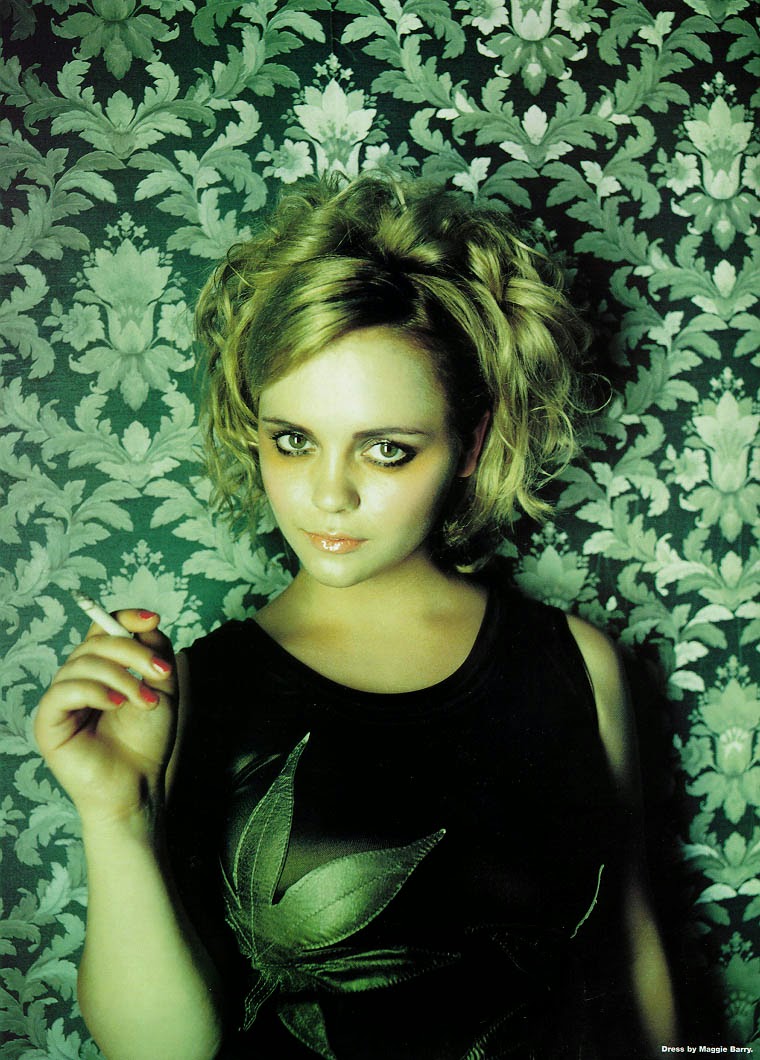 WonderfulChristinaRicci: Christina Ricci in einem frühen Shoot (1997)