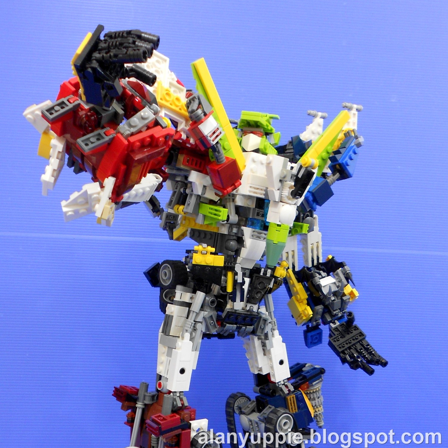 Alanyuppie's LEGO Transformers: LEGO Breastforce Combiner Liokaiser!
