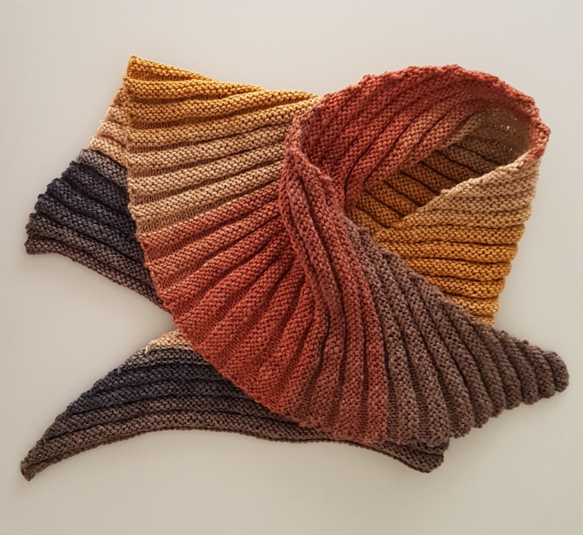 JUBILOCIOS: BUFANDA TRIANGULAR