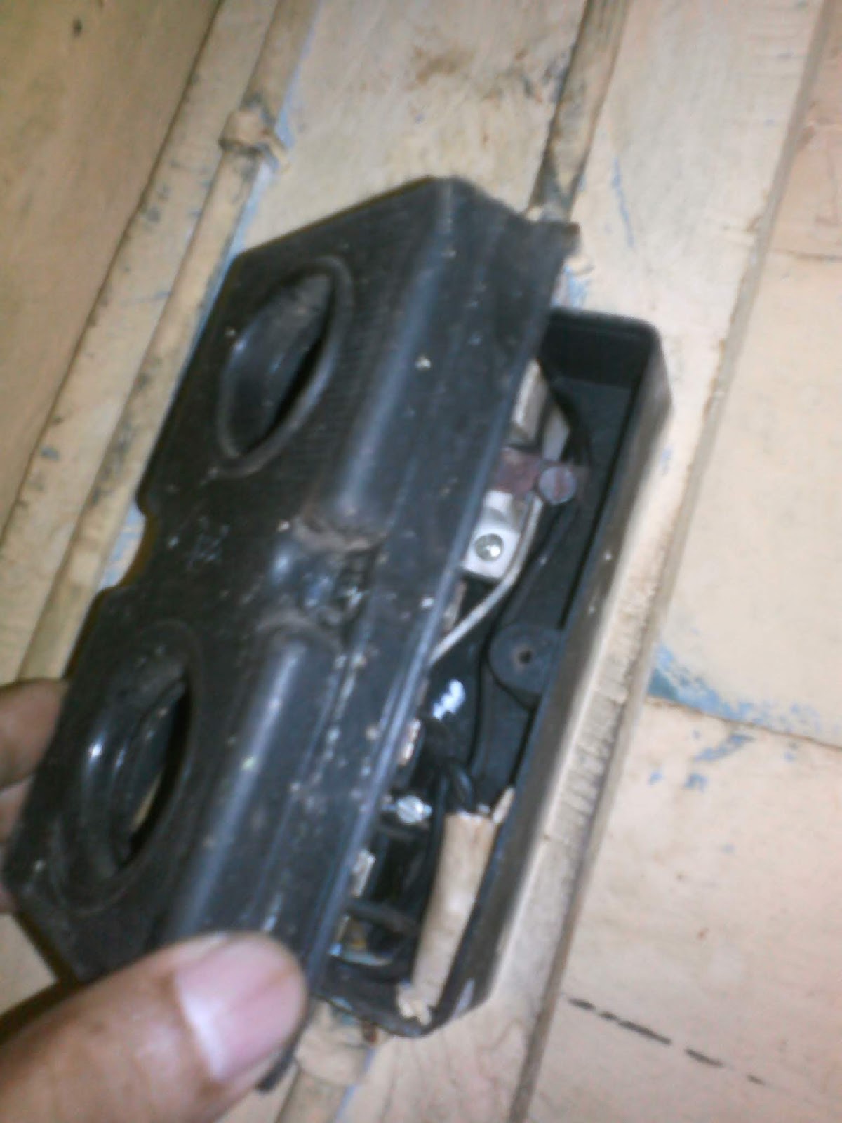 Cara mengganti box sekering lama dengan MCB