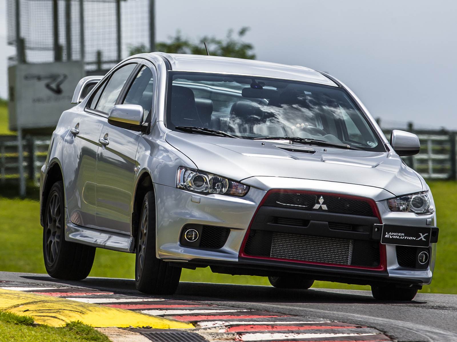 Vídeo: como nasceu o Lancer Evolution X John Easton