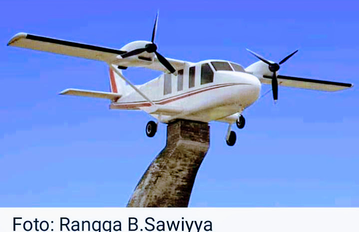 AIRPLANE SCALE MODELKIT: XT-400