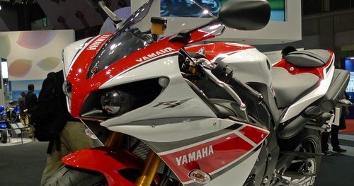 Harga dan Spesifikasi Yamaha R1 Terbaru - AUTOMOTOR
