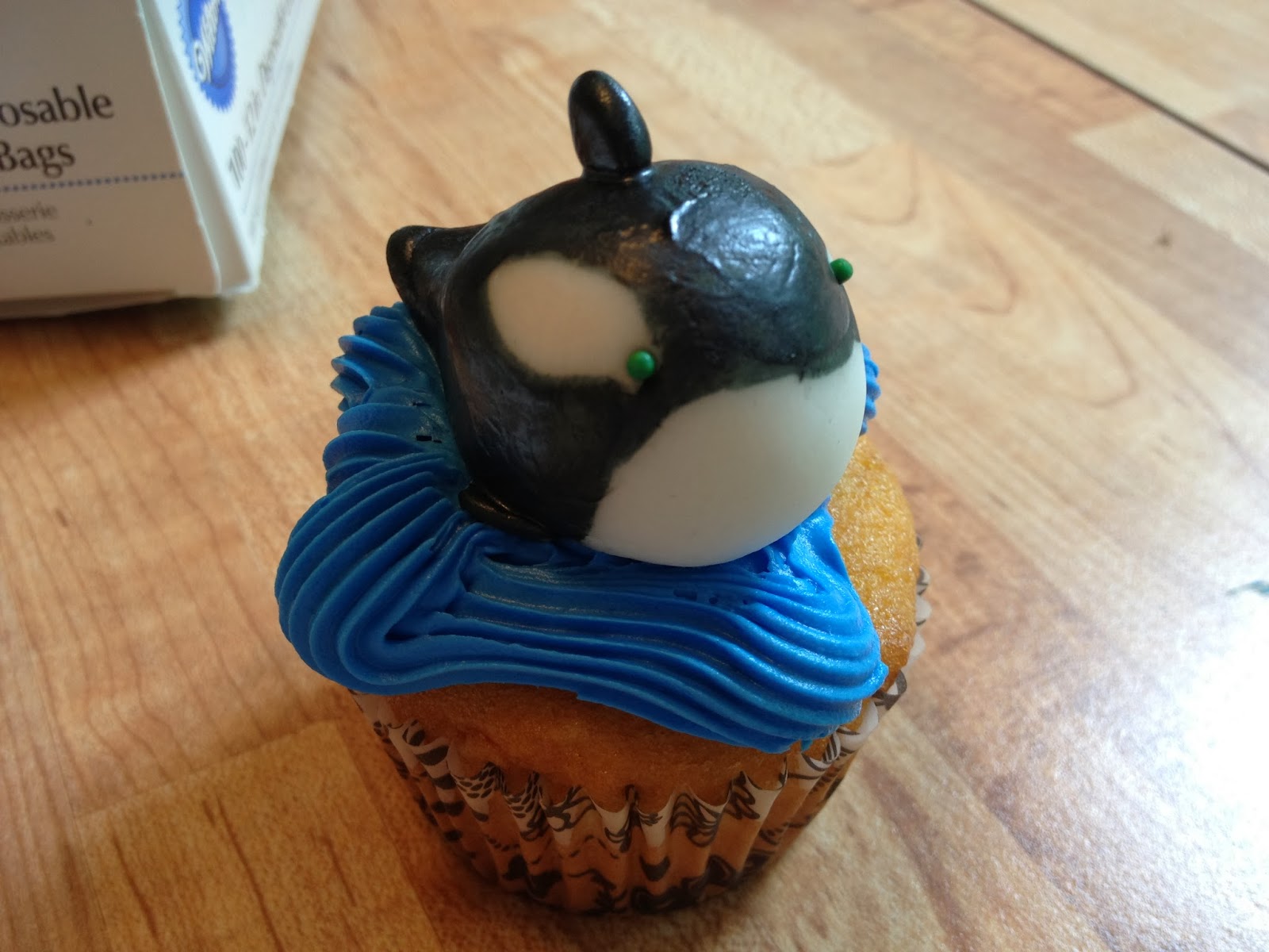 Kaylas Cookies and Crumbs: Whale cupcakes