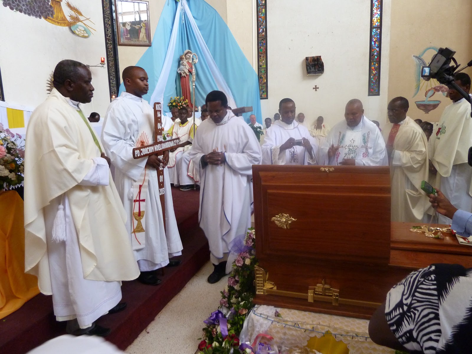 KAZI YAKO NI JINA LAKO: SIKU YA MAZISHI YA FR.JOACHIM NDELIANARUA, HUKO ...