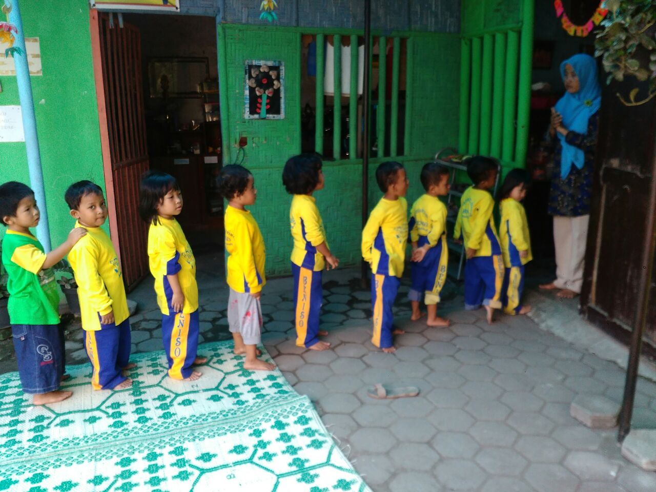 Lembaga Pendidikan Beniso: Antri masuk kelas