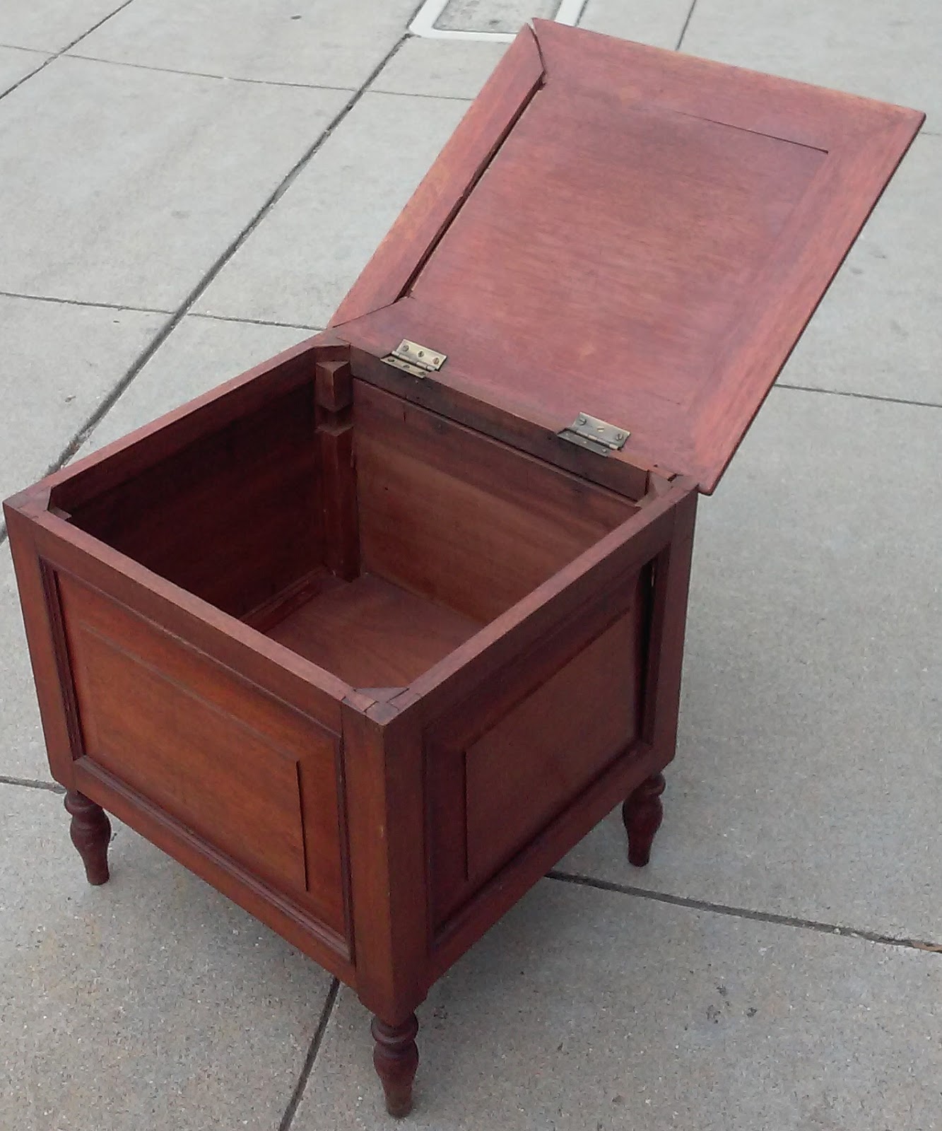 UHURU FURNITURE & COLLECTIBLES: SOLD #15302 Vintage 17" End Table Chest ...