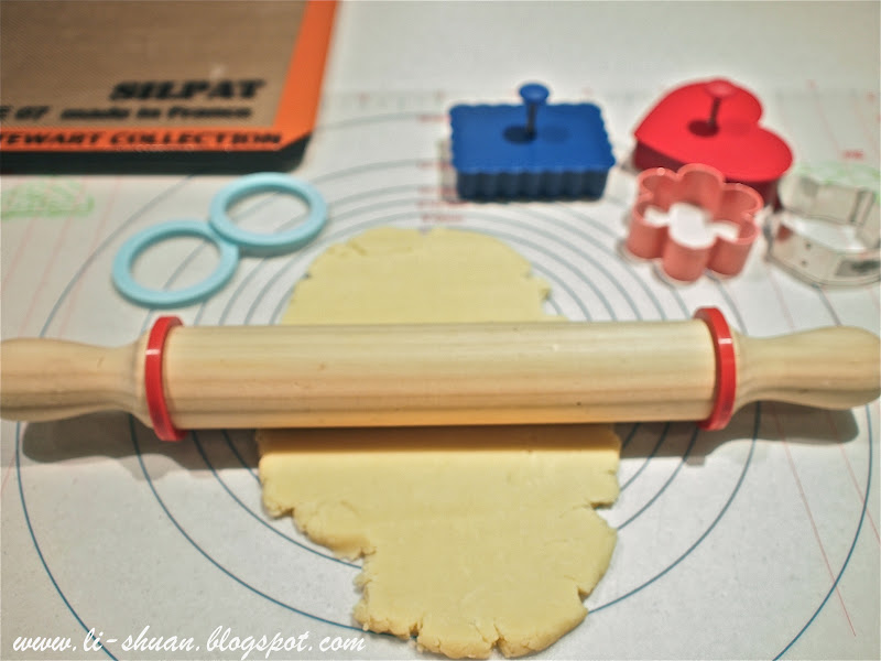 Helena's Kitchen: Sakura Cookies (樱花曲奇）