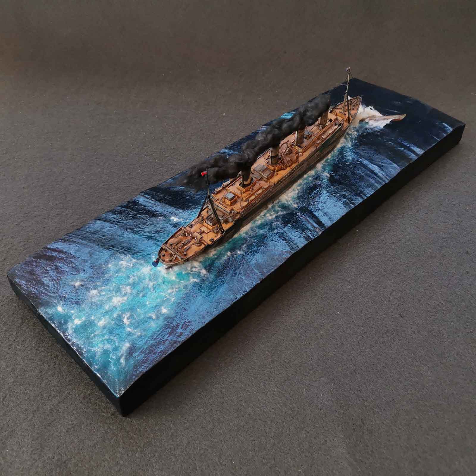 JHmodelator: DIORAMA RMS OLYMPIC HUNDIENDO SUBMARINO SM U-103, ESCALA 1:700